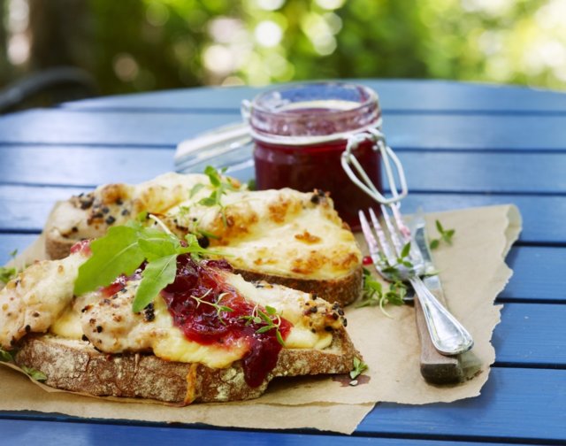 Broileri-juustoleipä karviaishillon kera - Resepti