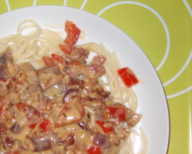 Paprika-pekonipasta - Resepti