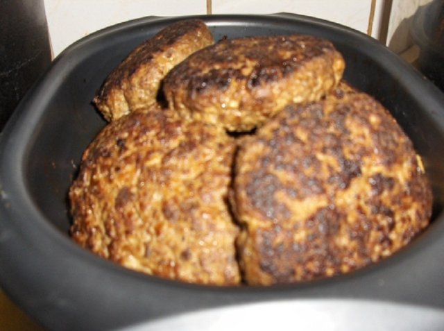 Raejuusto-jauhelihapihvit - Resepti