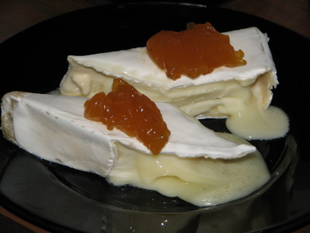 Lämmin Brie Lakkahillolla - Resepti