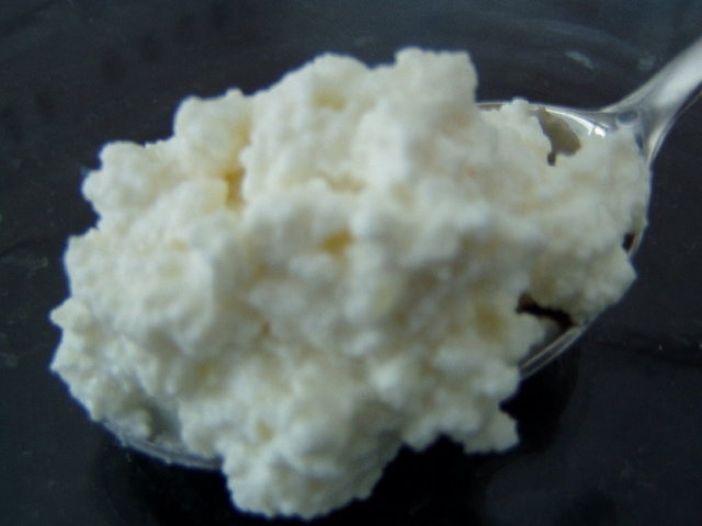 Valkosipulinen raejuusto - Resepti