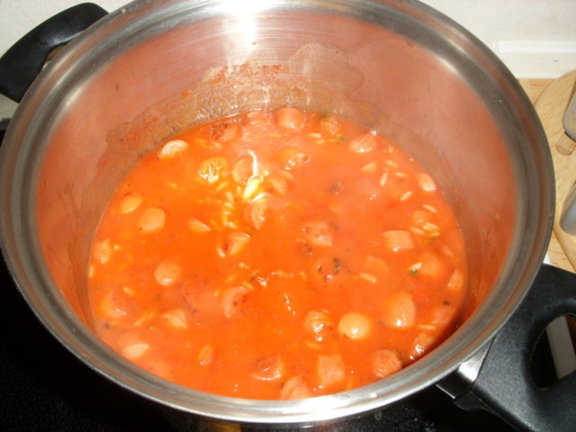 Tomaattinen nakkikeitto - Resepti