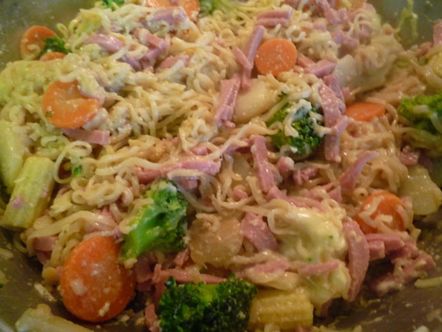 kinkku-nuudeliwokki - Resepti