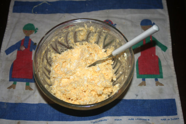 Valkosipulinen munavoi - Resepti