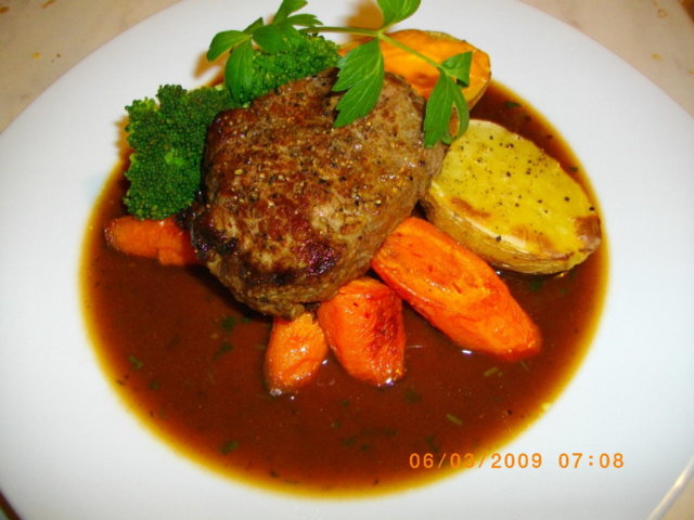 Pihvit Punaviinikastikkeella - Resepti