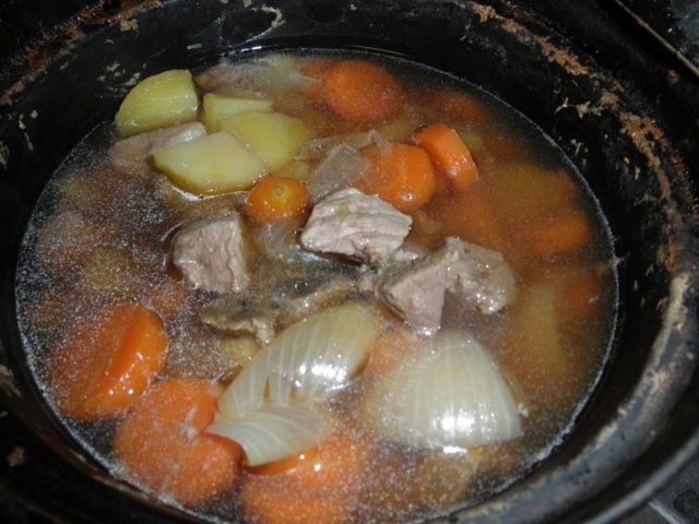 lihakeitto savipadassa - Resepti