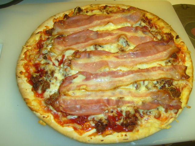 HELPPO JA NOPEA JAUHELIHA-KINKKU-PAPRIKA-PEKONIPIZZA - Resepti