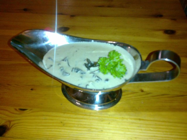 Mustatorvisieni-kastikke - Resepti