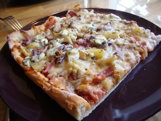 Pizza (kinkku-ananas-punasipuli) - Resepti | Kotikokki.net