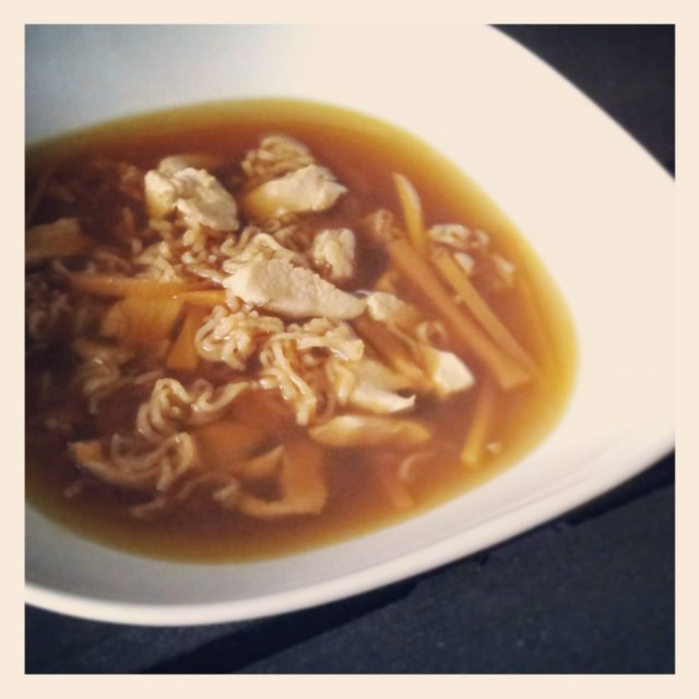 Helppo tulinen aasialaistyyppinen kanakeitto - Resepti