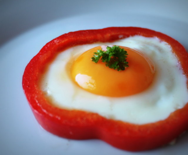 Paistettu kananmuna paprikarenkaassa - Resepti