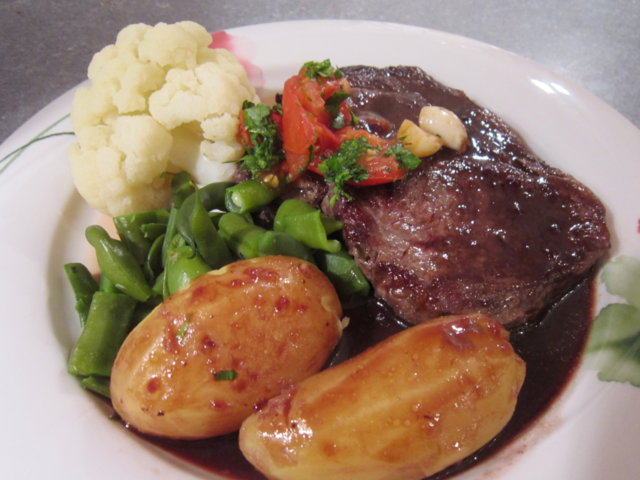 Pihvi ja punaviinikastike - Resepti