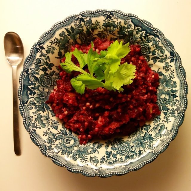 Keitetty tattari punajuurella ja avokadolla - Resepti