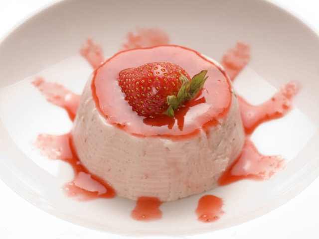 Mansikka-pannacotta ja mansikkasiirappi - Resepti