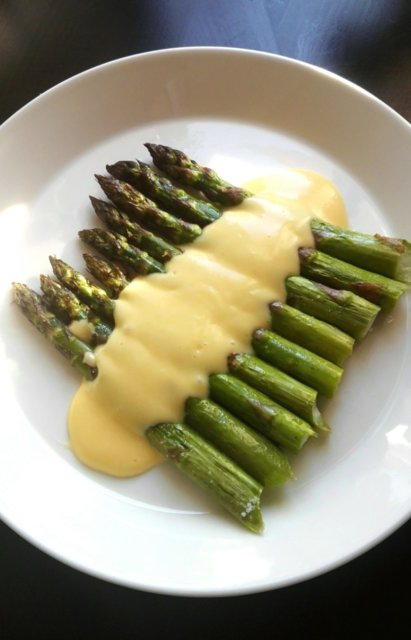 Parsaa uunissa & helppo hollandaisekastike - Resepti