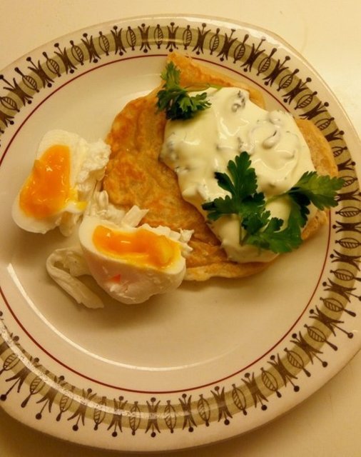 Pannurieskaa mustatorvisieni-smetanalla ja uppomunalla - Resepti