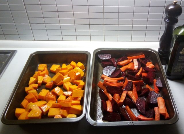 Uunijuureksia ja -kurpitsaa - Resepti