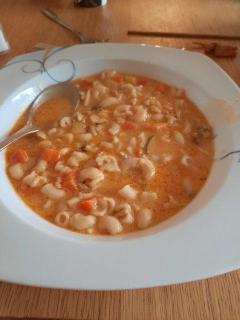 Mehukas keitto makaroonilaatikosta - Resepti