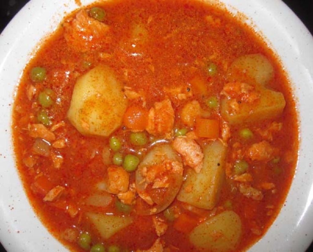 Tomaattinen lohikeitto - Resepti