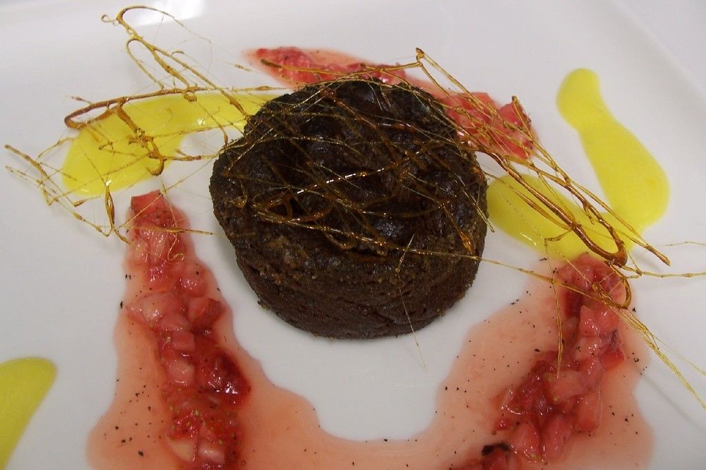 SUKLAA"ANNOS", SHAMPANJA ZABAGLIONEKASTIKE JA MANSIKKAKOMPOTTI - Resepti