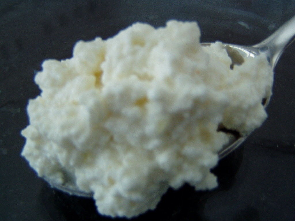 Valkosipulinen raejuusto - Resepti