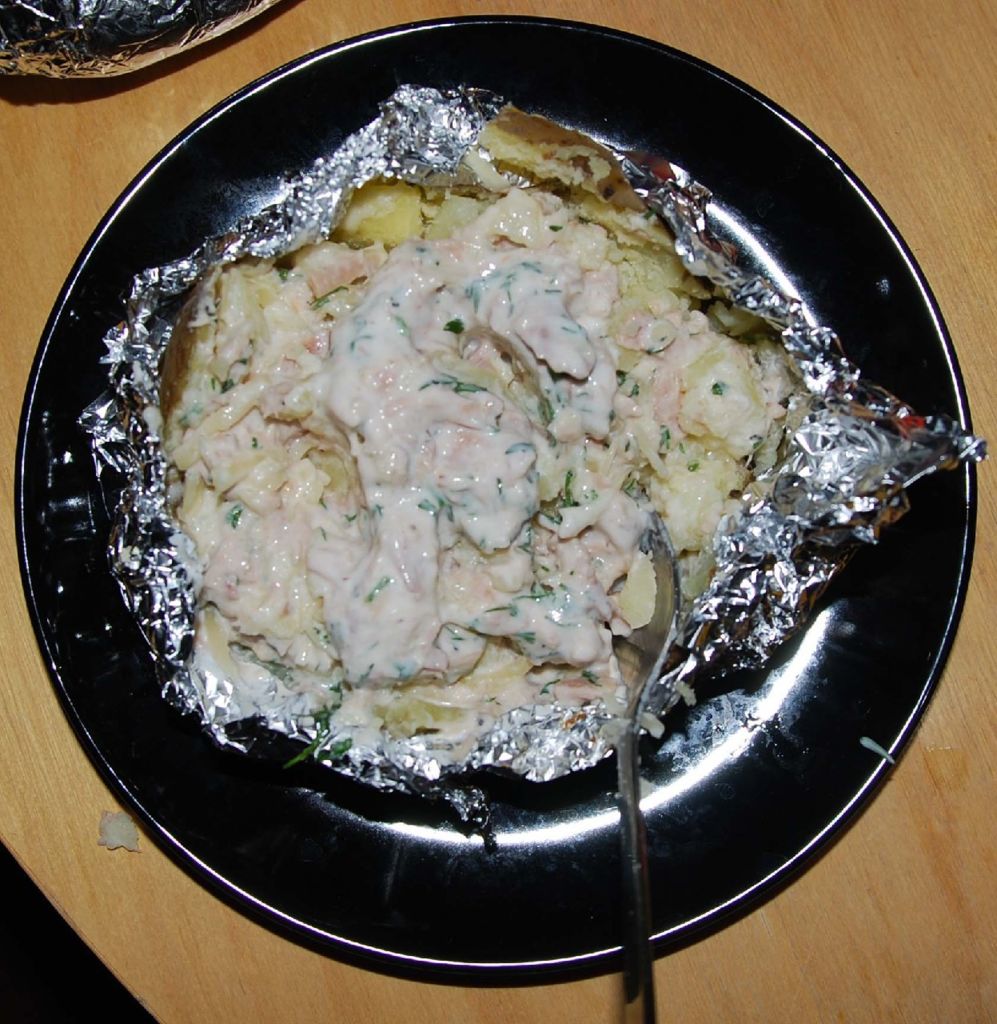 uuniperuna tonnikalamössöllä - Resepti