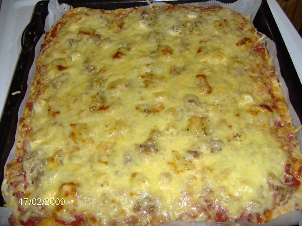 Kinkku-Tonnikala-Ananas-Feta Pizza - Resepti