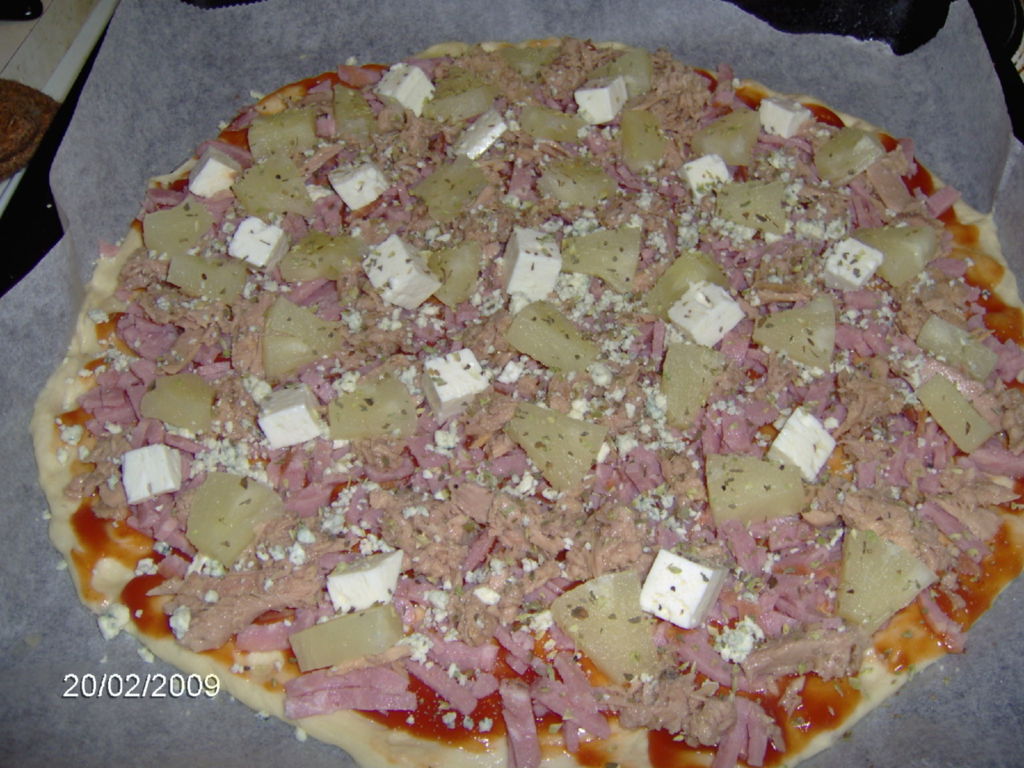 Kinkku-Tonnikala-Ananas-Aura-Feta-Pizza - Resepti
