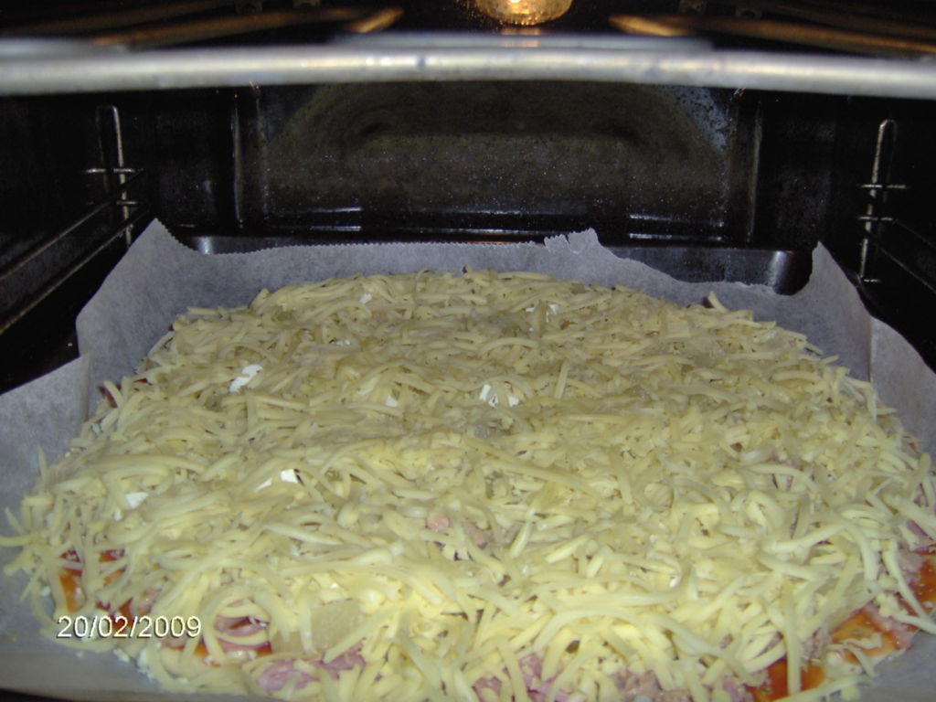 Kinkku-Tonnikala-Ananas-Aura-Feta-Pizza - Resepti