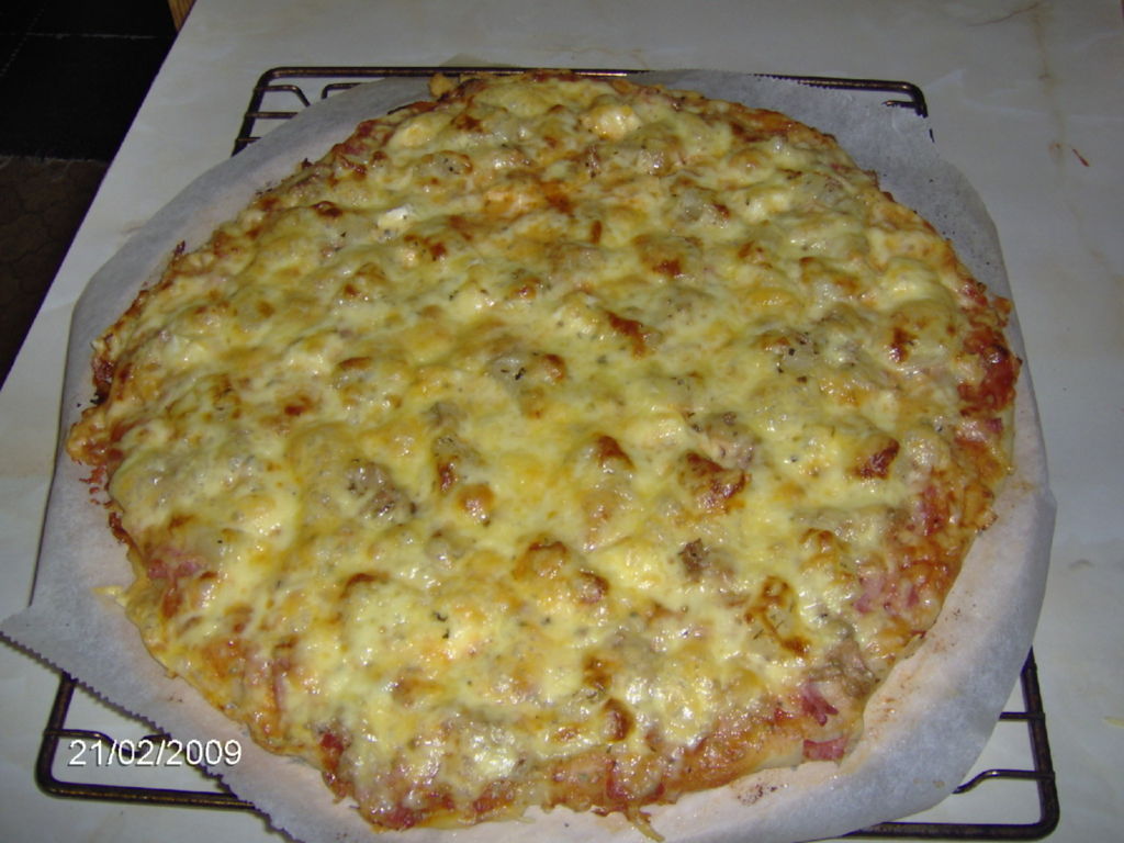 Kinkku-Tonnikala-Ananas-Aura-Feta-Pizza - Resepti