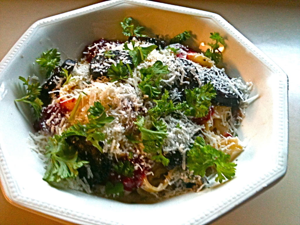 Mustamakkarapasta - Resepti