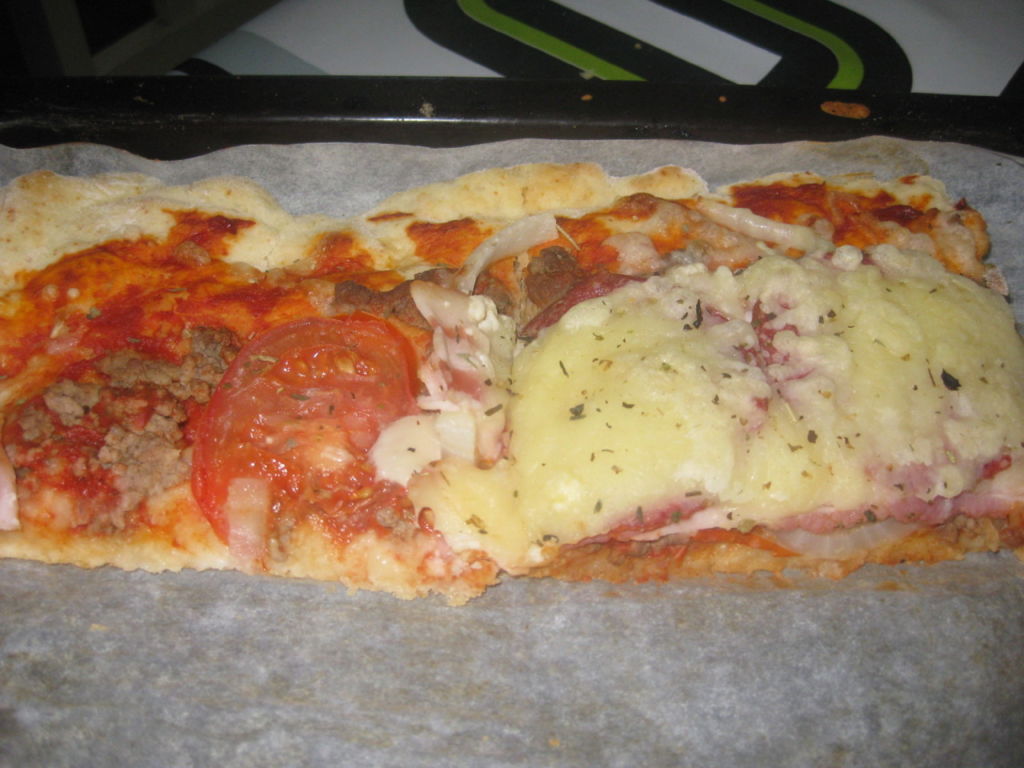 Sipuli, pekoni, meetvursti pizza - Resepti