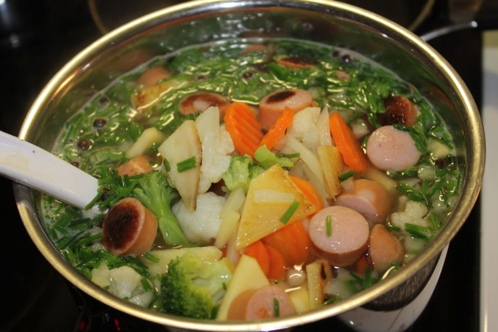 Tosi nopea nakkikeitto - Resepti