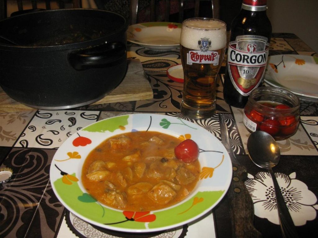 Gulášová polievka (gulyásleves, gulassikeitto) - Resepti