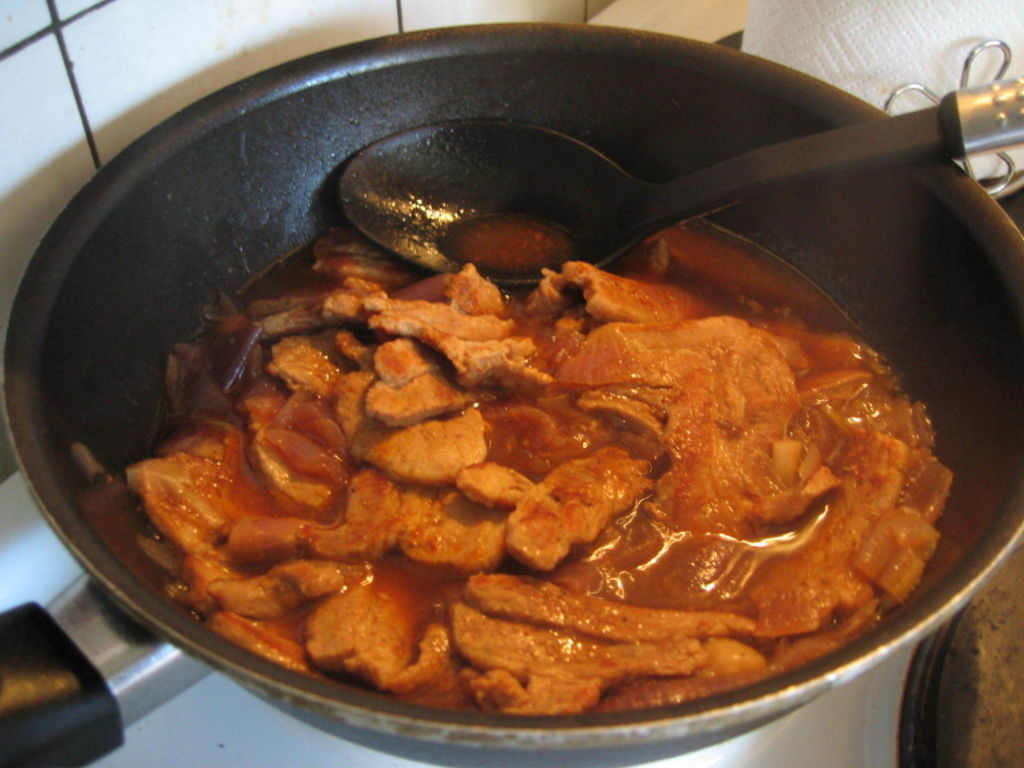 Lihakastike kylkisiivuista (Jauhoton läskisoosi) - Resepti