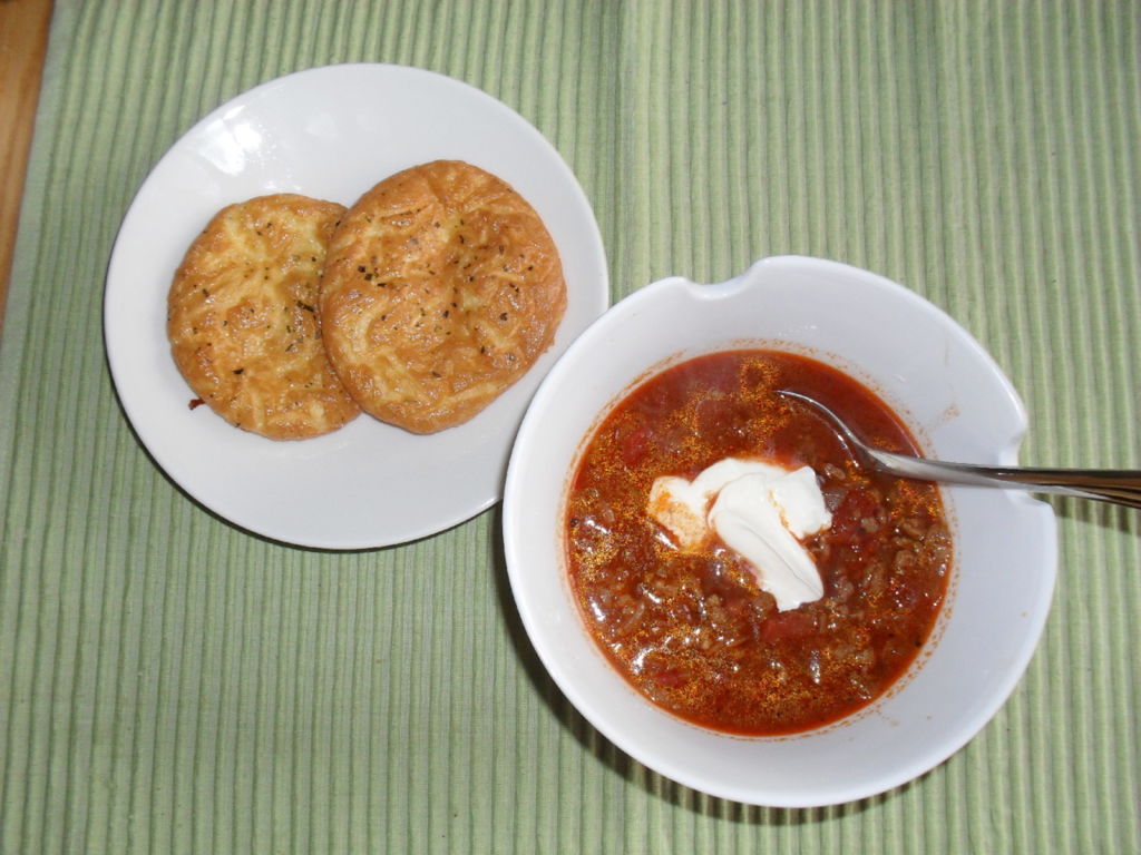 Gulassi keitto ja "juustomöttöset" - Resepti