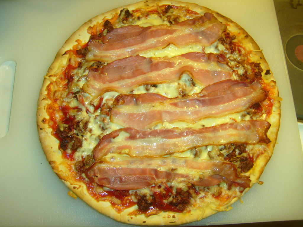 HELPPO JA NOPEA JAUHELIHA-KINKKU-PAPRIKA-PEKONIPIZZA - Resepti