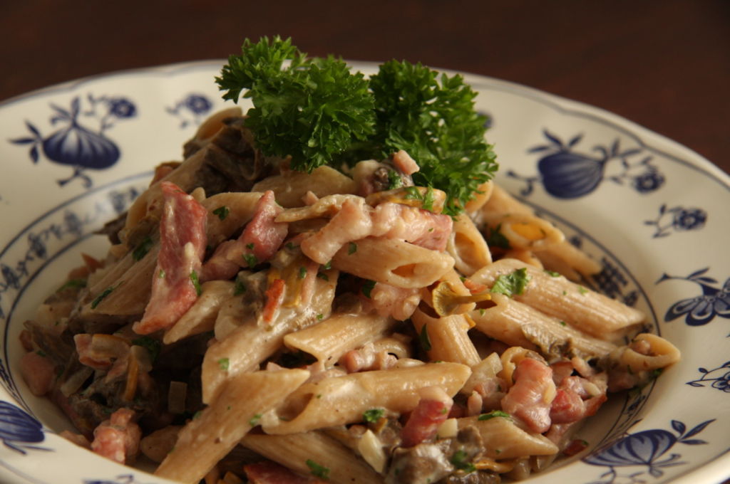 Suppilovahvero-Kinkkupekonipasta - Resepti