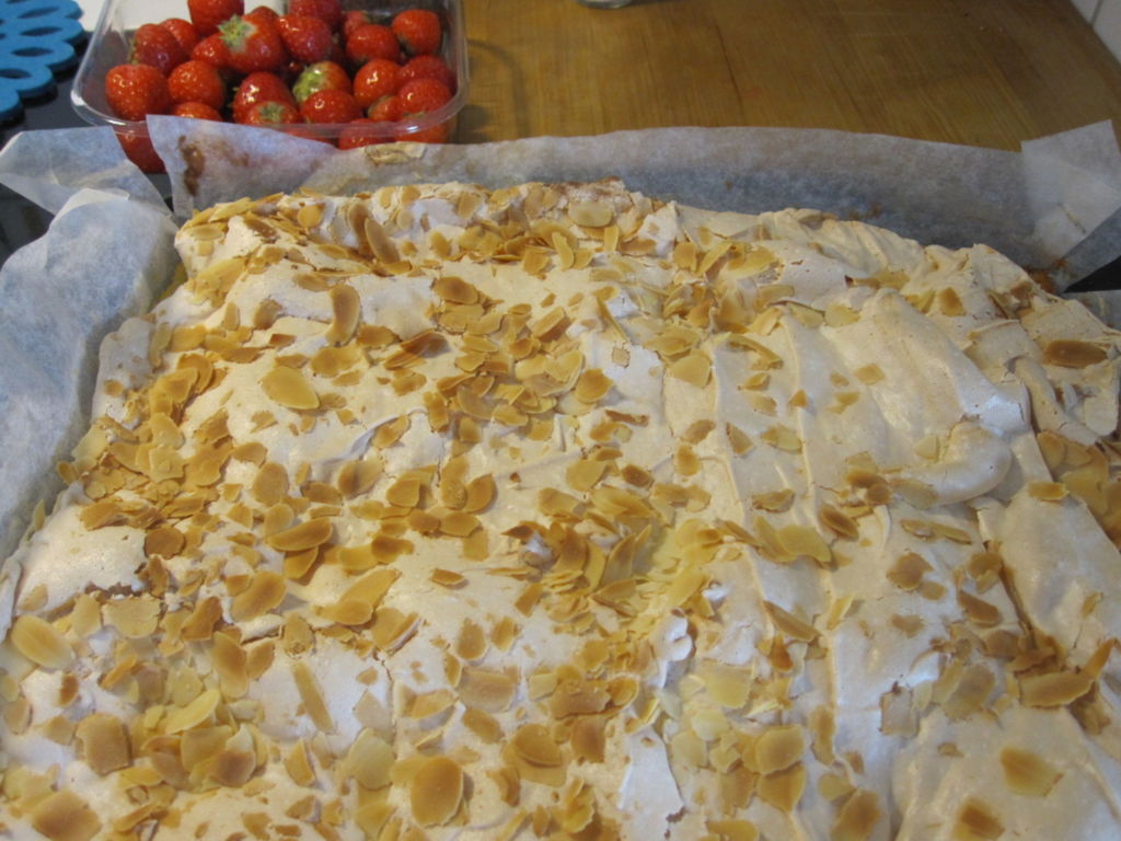 Britatorttu kerma- raejuustotäytellä - Resepti