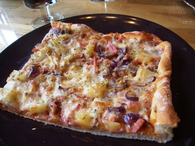 Pizza (kinkku-ananas-punasipuli) - Resepti