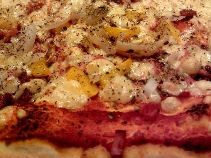 Pizza, pellillinen, ohut pohja - Resepti