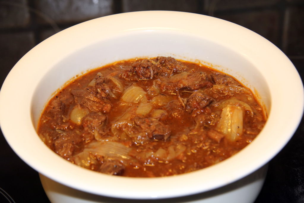 Stifado (kreikkalainen lihapata) - Resepti