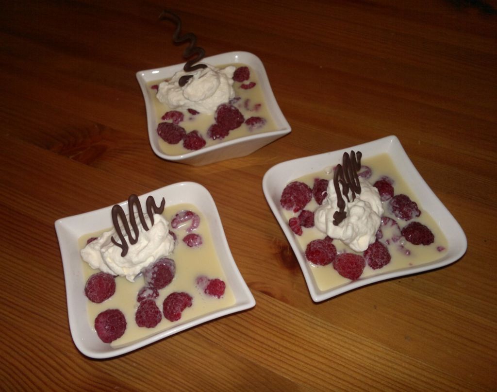 Vadelmat valkosuklaakastikkeessa - Resepti