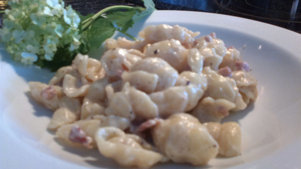 Pekoni-Kinkkupasta - Resepti