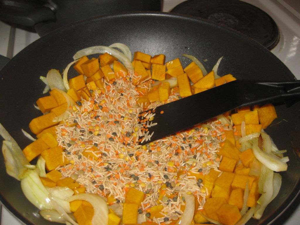 Kurpitsa-riisi-linssi-paella - Resepti