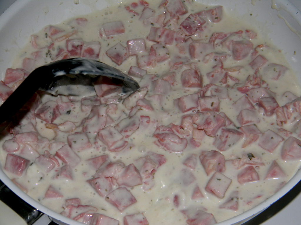 Helppo ja herkullinen kinkku-pekonipasta - Resepti