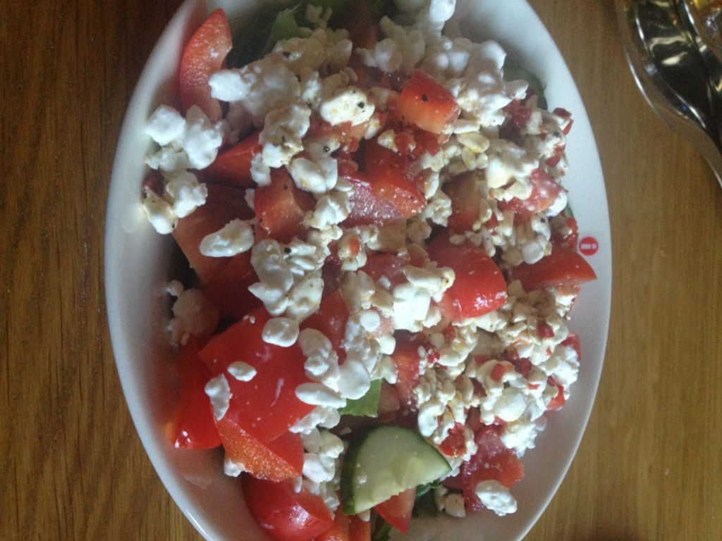 Raejuusto-salaatti - Resepti