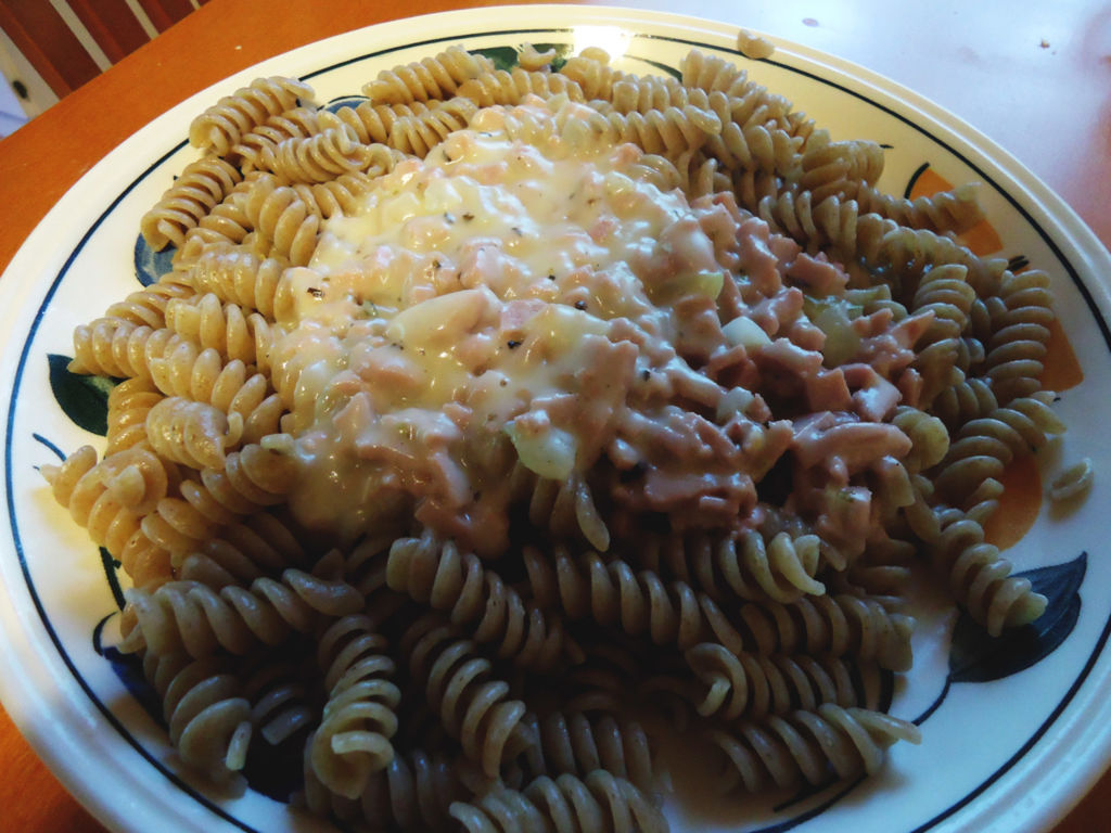 Kinkku-juusto valkokastike pastalle - Resepti