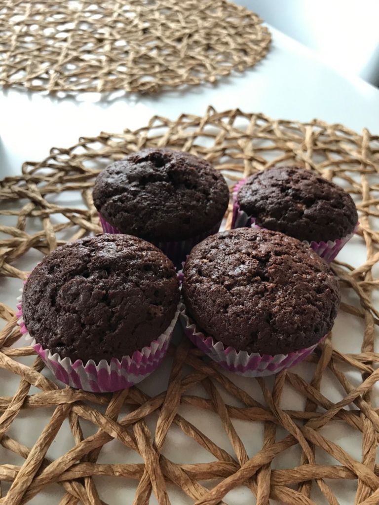 Muhkeat valkosuklaa-suklaamuffinit - Resepti