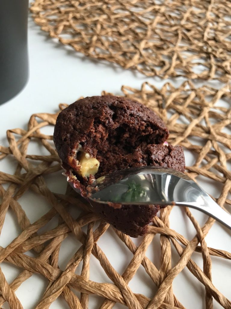 Muhkeat valkosuklaa-suklaamuffinit - Resepti